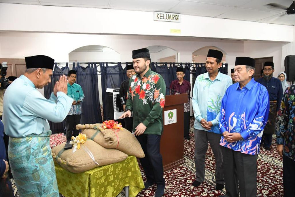 MAJLIS SUMBANGAN HARI RAYA ANAK YATIM BERSAMA D.Y.T.M RAJA MUDA SELANGOR DI ASRAMA ANAK YATIM ...